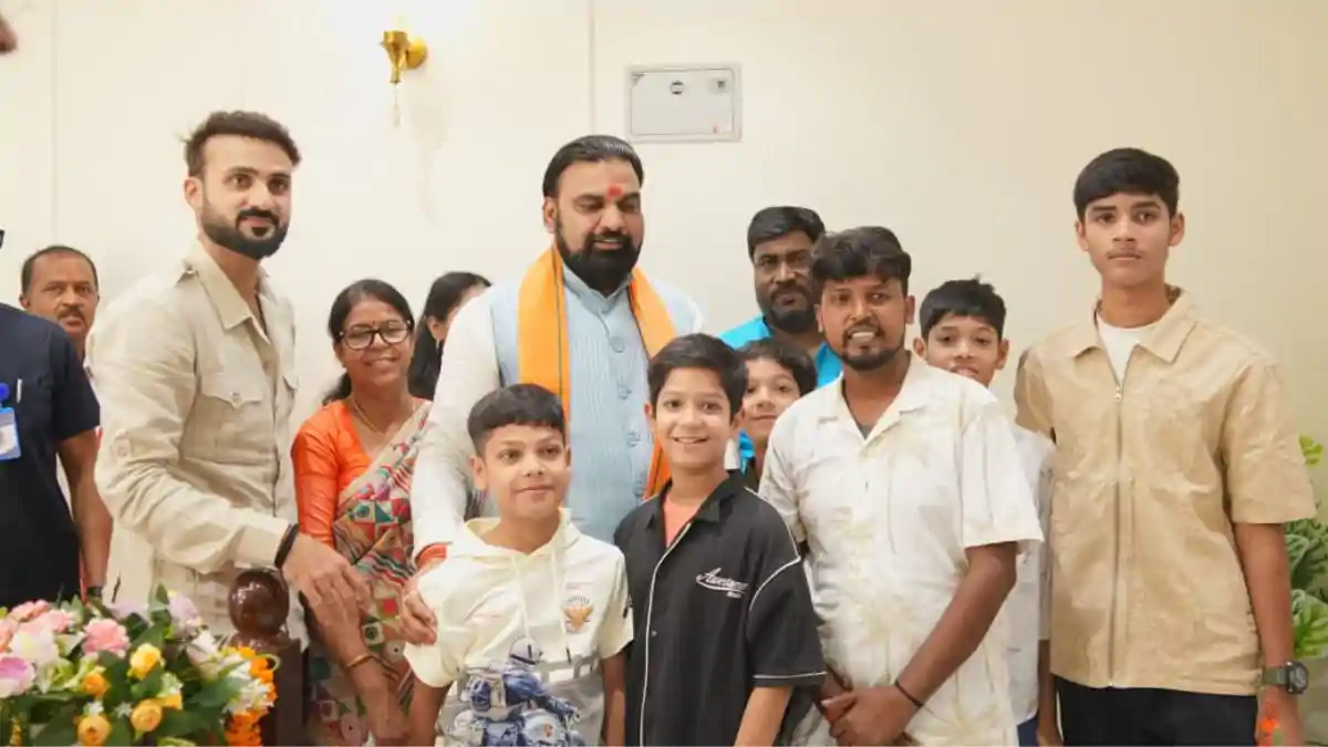 सासाराम के बड्डी गांव पहुंचे सीएम सम्राट, भारतीय क्रिकेटर आकाशदीप को दी ...