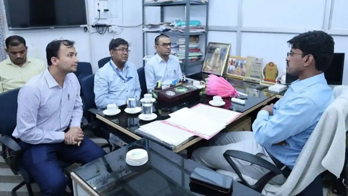 DM पटना एक्शन में, भ्रष्ट अधिकारी को कर दिया सेवामुक्त, सरकारी कार्यालय ...