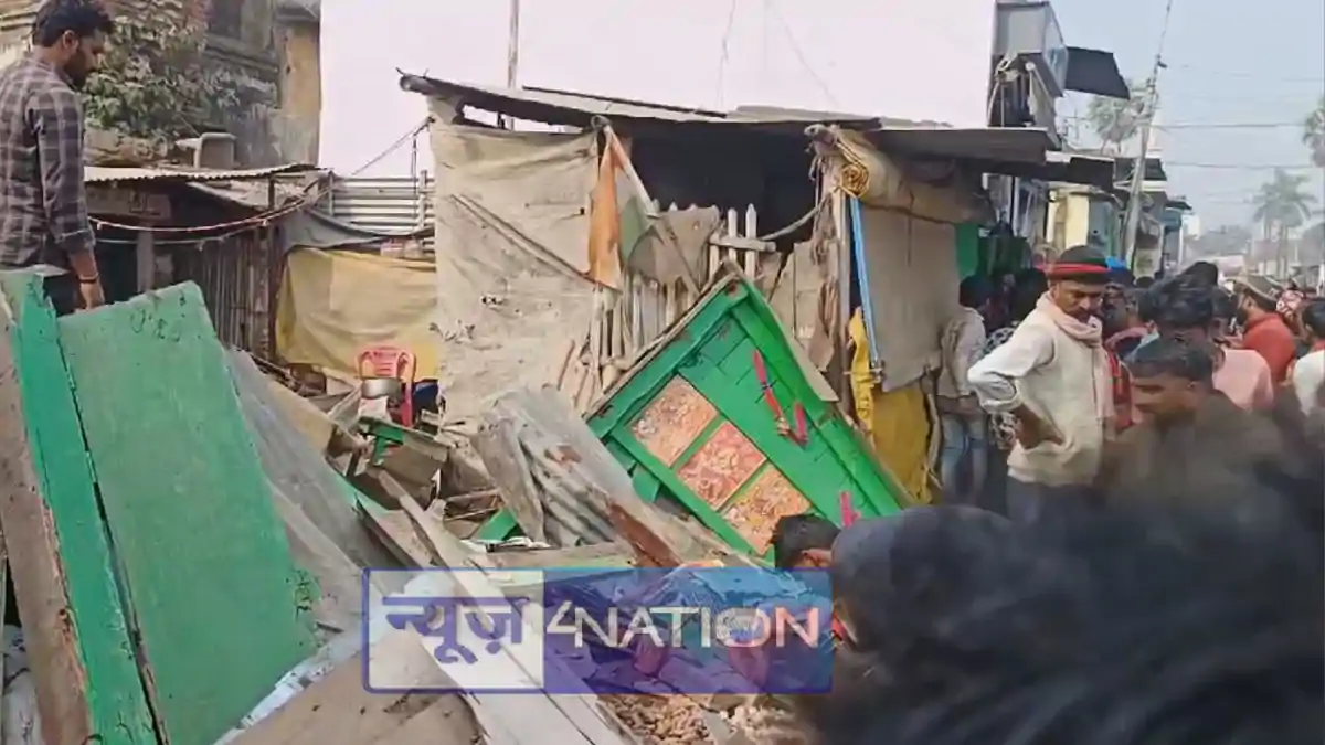 Saharsa News: 70 वर्ष बाद रेलवे की जमीन पर चला बुल्डोजर, अतिक्रमण हटाने की कार्रवाई से मचा हड़कंप